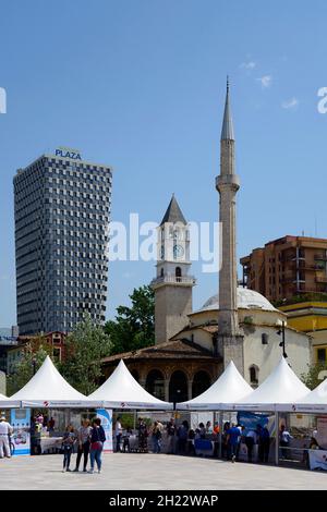 Skanderbeg Platz mit TID Tower Hotel Plaza, Ethem Bey Moschee und ...