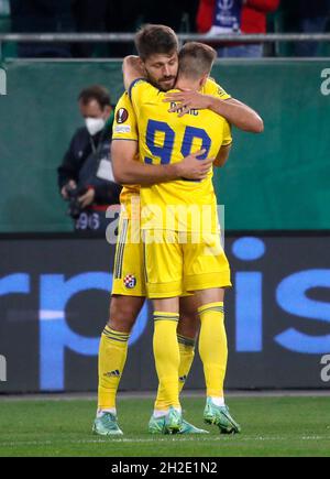 WIEN, ÖSTERREICH - OKTOBER 21: Mislav Orsic von Dinamo Zagreb und Filip Stojkovic von SK Rapid ...