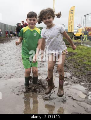 Festivalbesucher spielen im Schlamm während des Oxegen Festivals 2008 ...