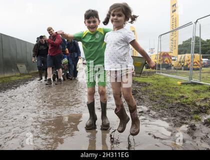 Festivalbesucher spielen im Schlamm während des Oxegen Festivals 2008 ...