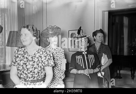 Empfang bei der Reichsfrauenführerin Gertrud Scholtz Klink, Deutschland ...