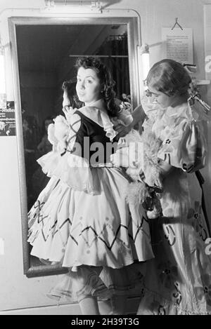 Opernsängerinnen in der Umkleidekabine im Opernhaus in Rom; Italien ...