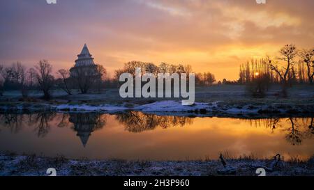 Blick über die Alte Elbe in Magdeburg bei Sonnenaufgang. Im Hintergrund ...