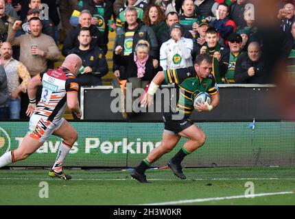 Alex Waller der Northampton Saints erzielt den sechsten Versuch des ...