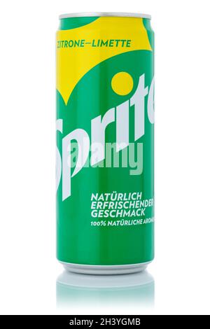 Sprite Limonade Softdrink in einer Dose auf Eiswürfeln Stockfotografie ...