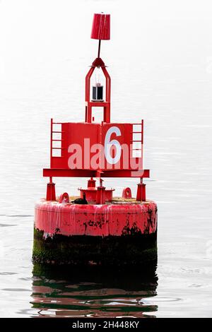 Rote Boje im Hafen von Dublin, County Dublin, Irland Stockfotografie ...