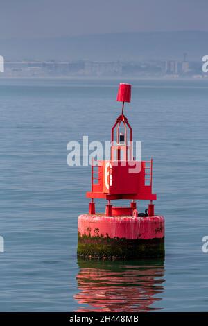 Rote Boje im Hafen von Dublin, County Dublin, Irland Stockfotografie ...