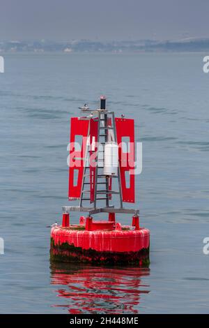 Rote Boje im Hafen von Dublin, County Dublin, Irland Stockfotografie ...