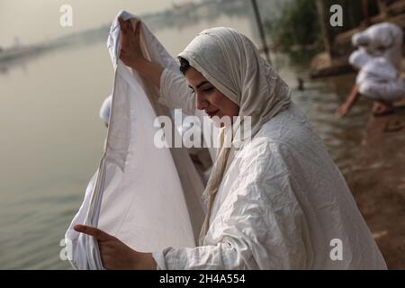 Bagdad, Irak. November 2021. Mandäische Frauen rezitieren während eines ...