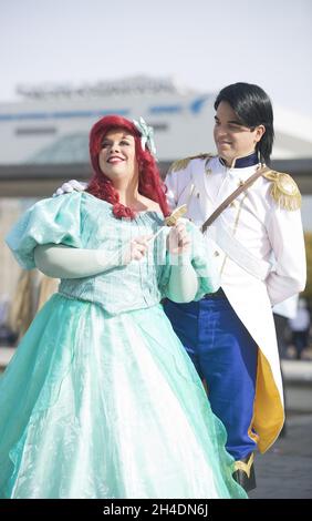 Ein Paar, das als Cosplayer in Kostüm gekleidet war, am ersten Tag der ...