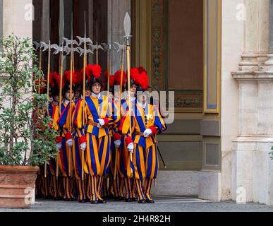 Zug der Schweizer Garde im Vatikan Stockfotografie - Alamy