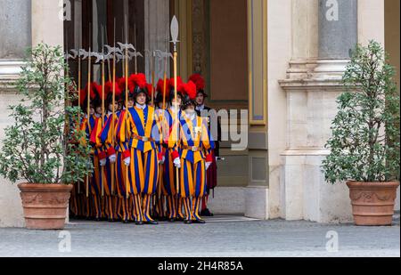 Zug der Schweizer Garde im Vatikan Stockfotografie - Alamy