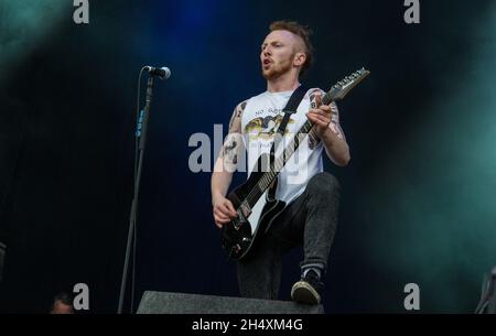 Mat Welsh von While She Sleeps live auf der Bühne am Tag 2 beim ...