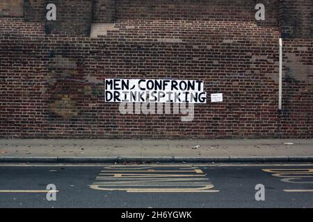 Fügen Sie Graffiti in King's Cross, London, ein und heben Sie das ...