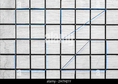 Weißer Geoplane aus Holz und Nägeln schwarze Gitter mit Büro ...