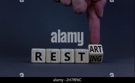 Symbol für Ruhe und Neustart. Geschäftsmann dreht einen Holzwürfel und ...