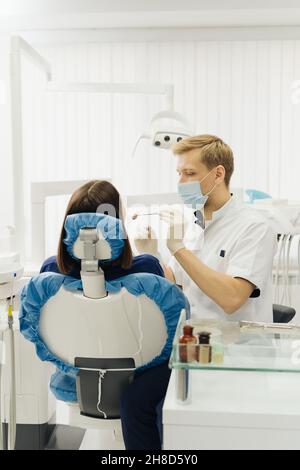 Zahnarzt Untersuchung der Zähne eines Patienten mit zahnmedizinischen Geräten in der Zahnmedizin ...