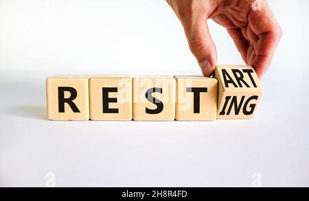 Symbol für Ruhe und Neustart. Geschäftsmann dreht einen Holzwürfel und ...