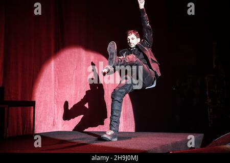 Der Magier Dynamo spielt live auf der Bühne des Spendenaufladens für ...