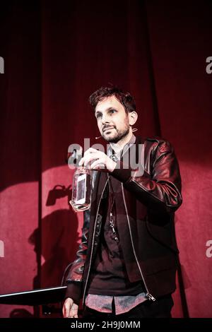 Der Magier Dynamo spielt live auf der Bühne des Spendenaufladens für ...