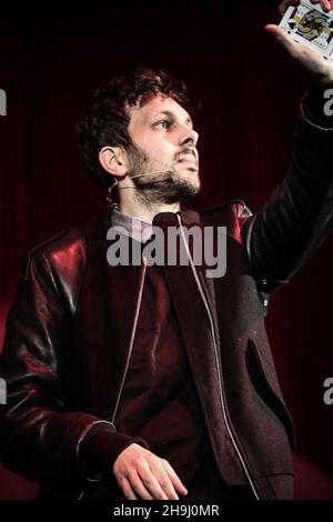 Der Magier Dynamo spielt live auf der Bühne des Spendenaufladens für ...