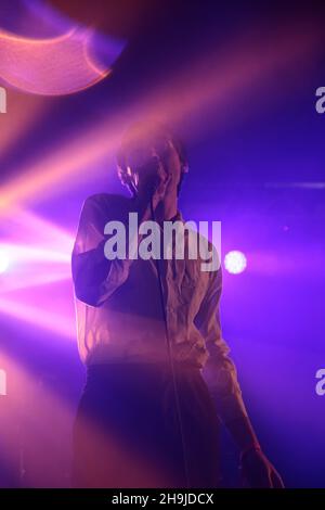 Meilyr Jones und seine Band spielen live auf der Bühne im Sallis Benney ...