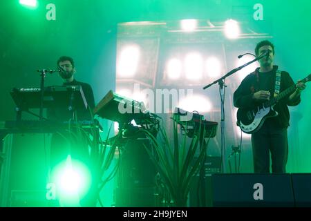 MGMT (Andrew VanWyngarden, rechts, und Benjamin Goldwasser, links) live ...