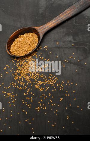Trockener Boden braune Senfsamen in dunklem Holz Schüssel auf Weiße von ...