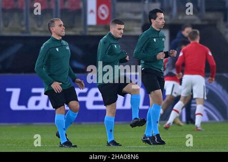 ALKMAAR, NIEDERLANDE - 9. DEZEMBER: Schiedsrichter Trustin Farrugia ...