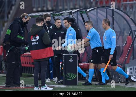 ALKMAAR, NIEDERLANDE - 9. DEZEMBER: Schiedsrichter Trustin Farrugia ...