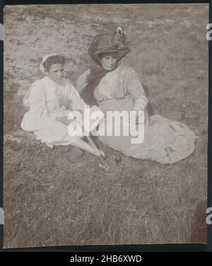 Frau M. Lobry van Troostenburg de Bruyn-Simon Thomas und ihre Tochter ...