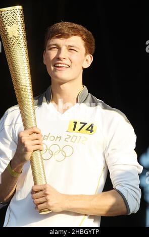 Fackel-BearerTyler Rix mit der olympischen Fackel bei Coca-Colas London ...