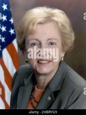 Der US-Senator Jean Carnahan (Demokrat von Missouri) hört sich die ...