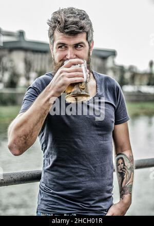 Helle oder dunkle Biere stouts trinken Sie alle. Mann mit Bart und ...