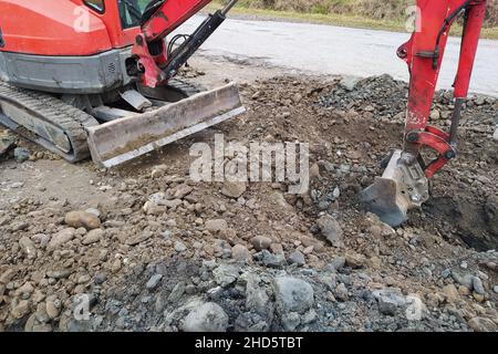 Ein Bagger gräbt einen Graben für Abwasser und Regenwasser am ...