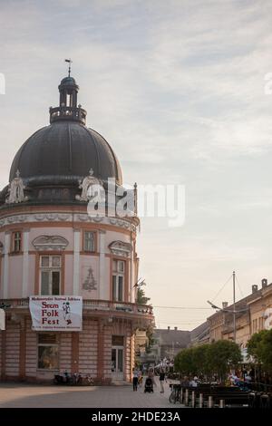Bild des Stadtzentrums von Sremska Mitrovica, in Serbien, mit Fokus auf ...