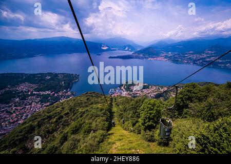 Gondel der Funivia del Lago Maggiore Sasso del Ferro, fr. Stadt Laveno ...
