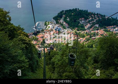 Gondel der Funivia del Lago Maggiore Sasso del Ferro, fr. Stadt Laveno ...