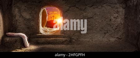 Kreuzigung und Auferstehung. Leeres Grab Jesu mit Kreuzen im Hintergrund. Ostern oder ...