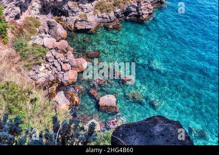 Die malerische Uferpromenade von Lipari, der größten der Äolischen ...