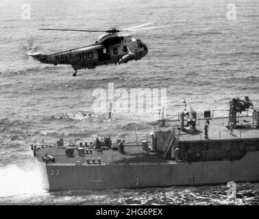 SH-3A der HS-2 überträgt Personal auf USS Parsons (DDG-33) im Jahr 1969 ...