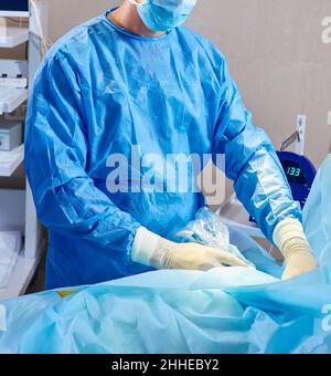 Porträt verschiedener Chirurgen mit Operationskitteln im Operationssaal ...