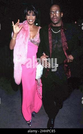 2000: Whitney Houston & Bobby Brown bei den Grammys 2000 Credit: Ron ...