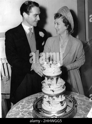 Der Schauspieler Richard Todd mit seiner Braut Catherine Bogle Schnitt ...