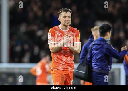 Jordan Thorniley #34 von Blackpool applaudiert den Fans beim Sky Bet ...