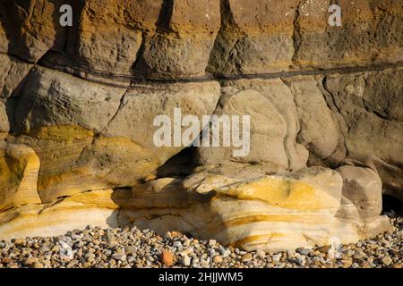 Schichten von Sedimenten bilden die Jurassic Sandsteine entlang der ...