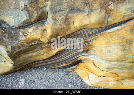 Schichten von Sedimenten bilden die Jurassic Sandsteine entlang der ...