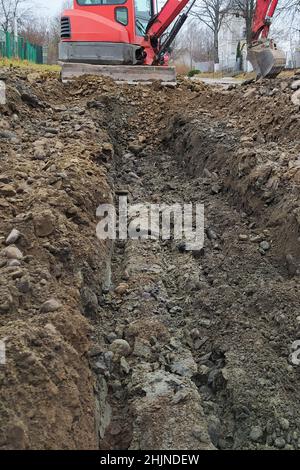 Ein Bagger gräbt einen Graben für Abwasser und Regenwasser am ...