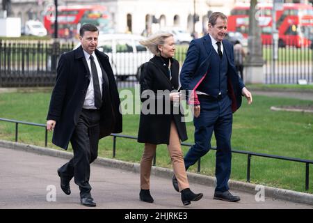 Alastair Campbell, Fiona Millar (rechts) und Grace Campbell kommen zur ...