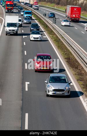 DÜSSELDORF, DEUTSCHLAND - 22. März 2019: Autobahntransport mit PKW und ...